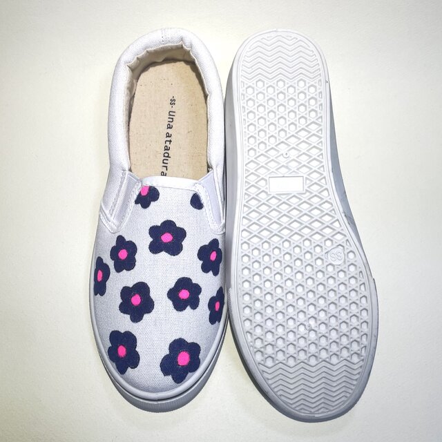 手描きのデイジー柄スリッポン (紺花) 22.5cm〜25.5cm・SS〜3Lサイズ | iichi 日々の暮らしを心地よくするハンドメイドやアンティークのマーケットプレイス