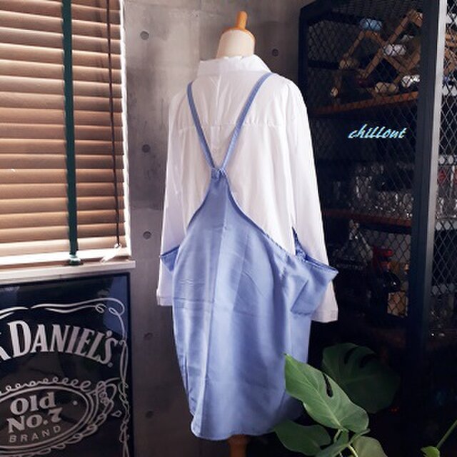 【背中がかわいい】エプロンドレス：スカイブルー【0370】 | iichi 日々の暮らしを心地よくするハンドメイドやアンティークのマーケットプレイス