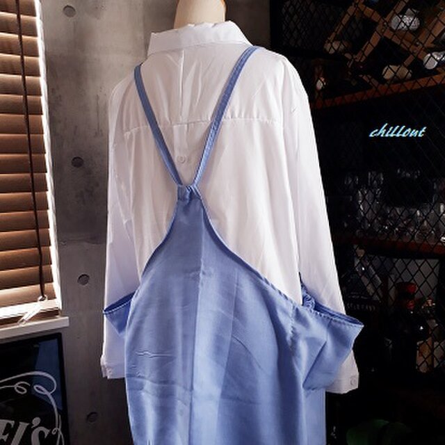 【背中がかわいい】エプロンドレス：スカイブルー【0370】 | iichi 日々の暮らしを心地よくするハンドメイドやアンティークのマーケットプレイス