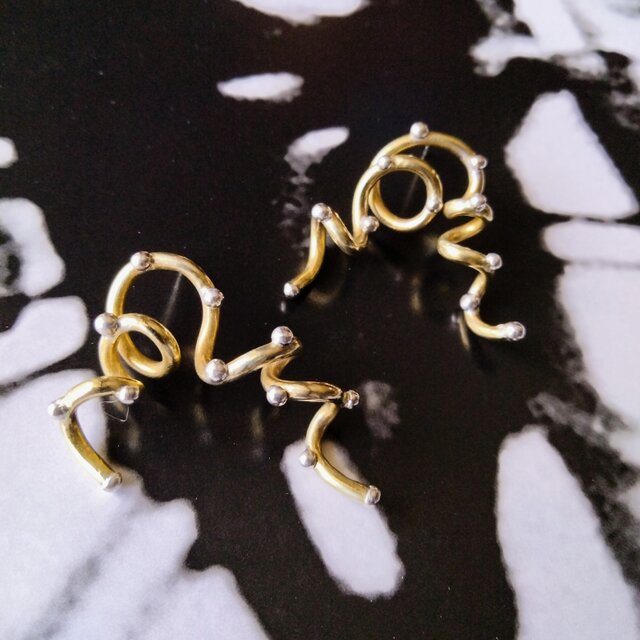 ぐるぐるピアス | iichi 日々の暮らしを心地よくするハンドメイドやアンティークのマーケットプレイス