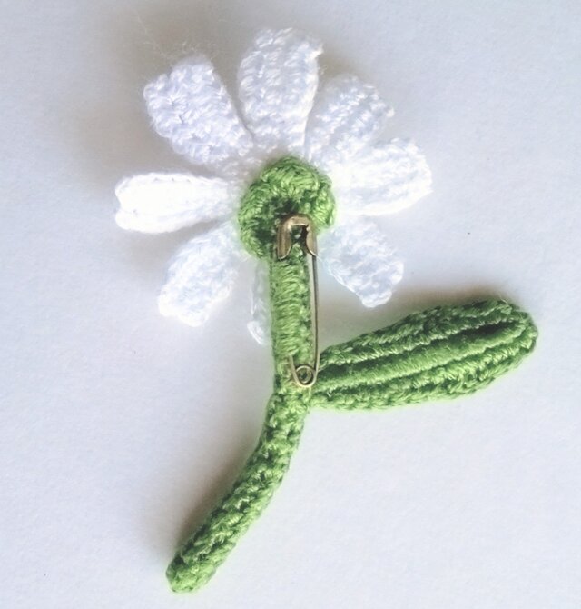 お花の編みブローチ デイジー o275 | iichi 日々の暮らしを心地よくするハンドメイドやアンティークのマーケットプレイス