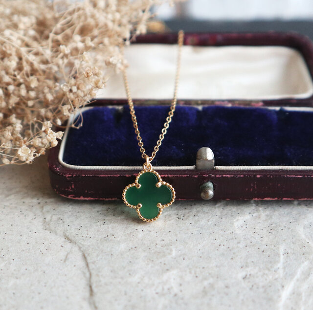 グリーンオニキスのフラワーネックレス 金アレ対応 新緑カラー | iichi 日々の暮らしを心地よくするハンドメイドやアンティークのマーケットプレイス