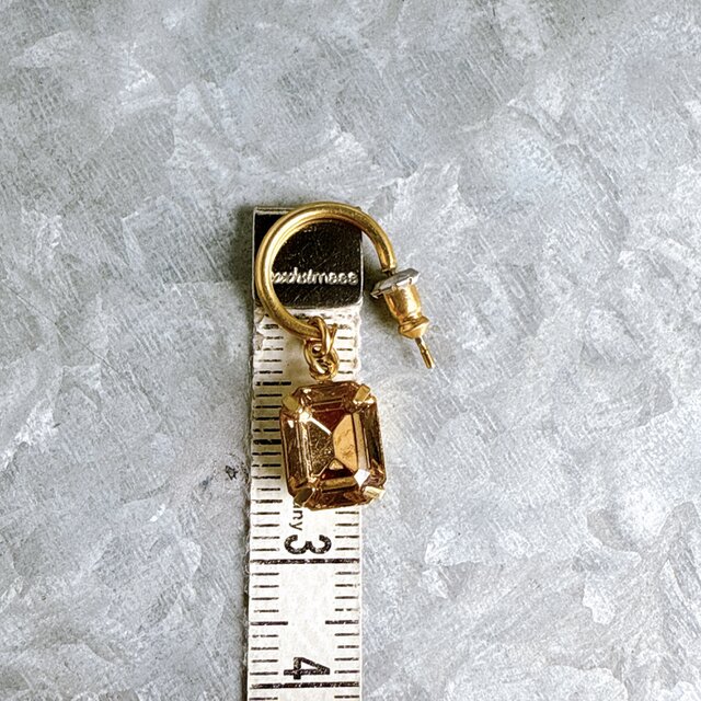 P663-ヴィンテージピアス U.S.A. 1980s Amber Color Cut Glass Gold Tone Hoop | iichi 日々の暮らしを心地よくするハンドメイドや ...