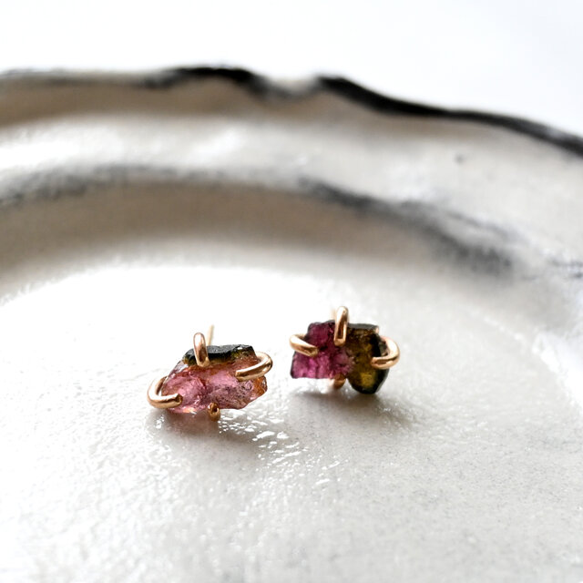 原石トルマリンの14kgfスタッドピアスL【C】（両耳・ペア）・バイカラー | iichi 日々の暮らしを心地よくするハンドメイドやアンティークのマーケットプレイス