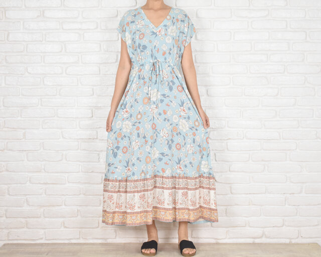 【大きいサイズ】新作！爽やかな花柄Vネックフリルワンピース ライトブルー | iichi 日々の暮らしを心地よくするハンドメイドやアンティークのマーケットプレイス