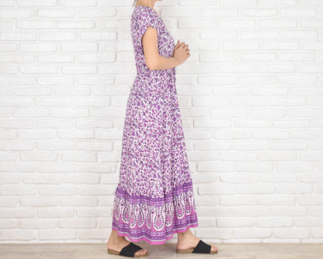 【大きいサイズ】新作！小花柄Vネックフリルワンピース パープル | iichi 日々の暮らしを心地よくするハンドメイドやアンティークのマーケットプレイス