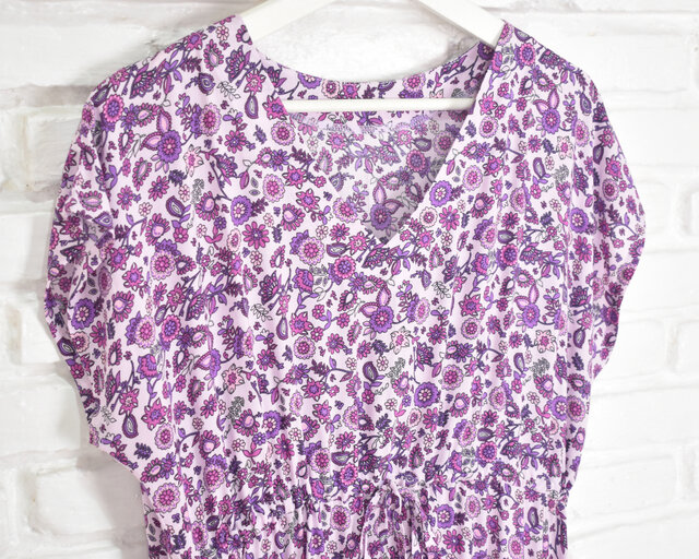 【大きいサイズ】新作！小花柄Vネックフリルワンピース パープル | iichi 日々の暮らしを心地よくするハンドメイドやアンティークのマーケットプレイス