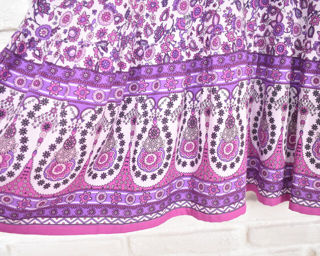 【大きいサイズ】新作！小花柄Vネックフリルワンピース パープル | iichi 日々の暮らしを心地よくするハンドメイドやアンティークのマーケットプレイス