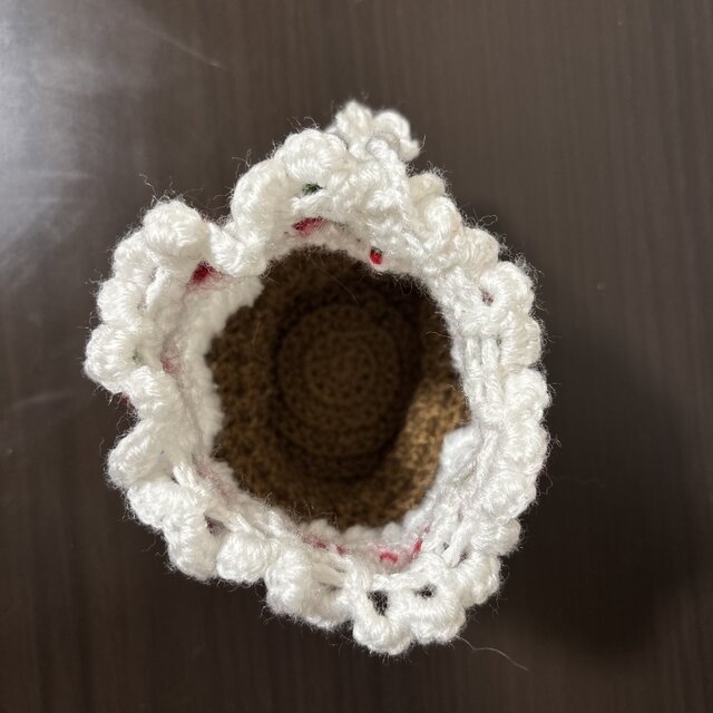 ミニいちごカップケーキの巾着袋 かぎ編み スイーツ プチギフト | iichi 日々の暮らしを心地よくするハンドメイドやアンティークのマーケットプレイス