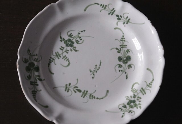 窯不明 緑 ブランディーユ 小枝柄 リム皿 平皿 φ21.8cm フランス アンティーク 0502182 | iichi 日々の暮らしを心地よくするハンドメイドやアンティークのマーケットプレイス