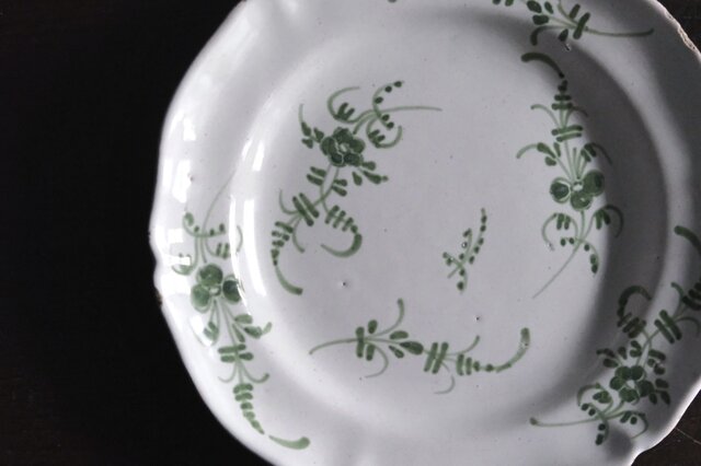 窯不明 緑 ブランディーユ 小枝柄 リム皿 平皿 φ21.8cm フランス アンティーク 0502182 | iichi 日々の暮らしを心地よくするハンドメイドやアンティークのマーケットプレイス