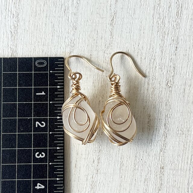 《徳島シーグラス･14K》縁が繋がるホワイトシーグラスのフックピアス | iichi 日々の暮らしを心地よくするハンドメイドやアンティークのマーケットプレイス