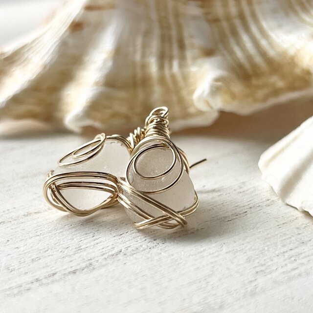 《徳島シーグラス･14K》縁が繋がるホワイトシーグラスのフックピアス | iichi 日々の暮らしを心地よくするハンドメイドやアンティークのマーケットプレイス