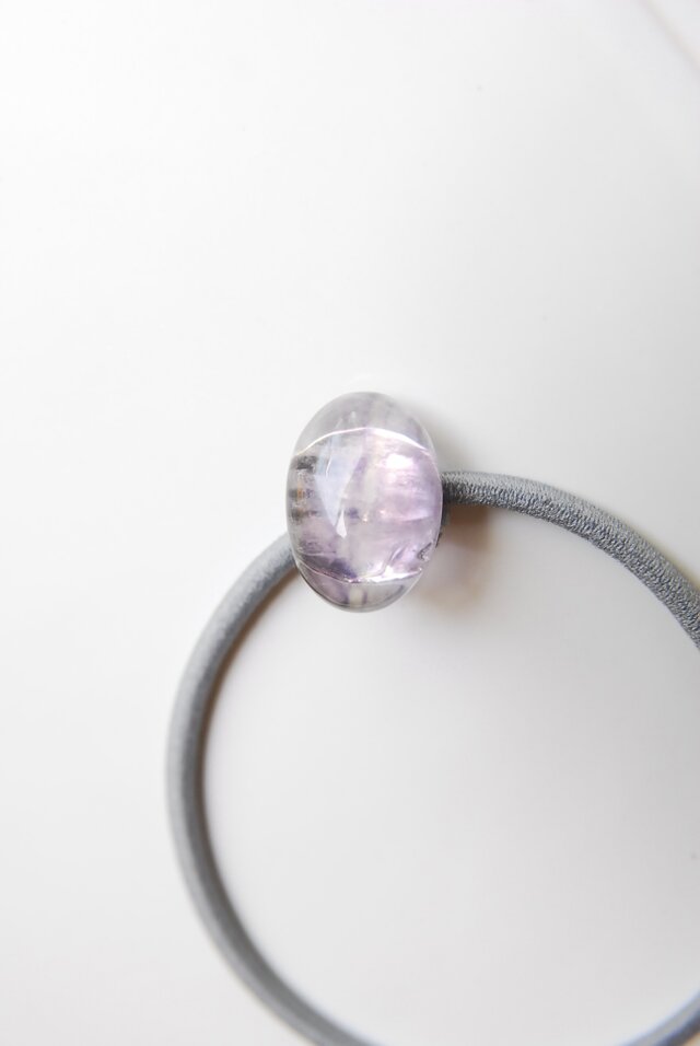 フローライトのヘアゴム グレー no.3 | iichi 日々の暮らしを心地よくするハンドメイドやアンティークのマーケットプレイス