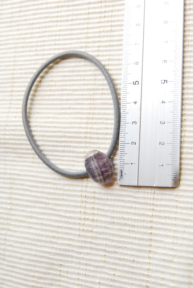 フローライトのヘアゴム グレー no.3 | iichi 日々の暮らしを心地よくするハンドメイドやアンティークのマーケットプレイス