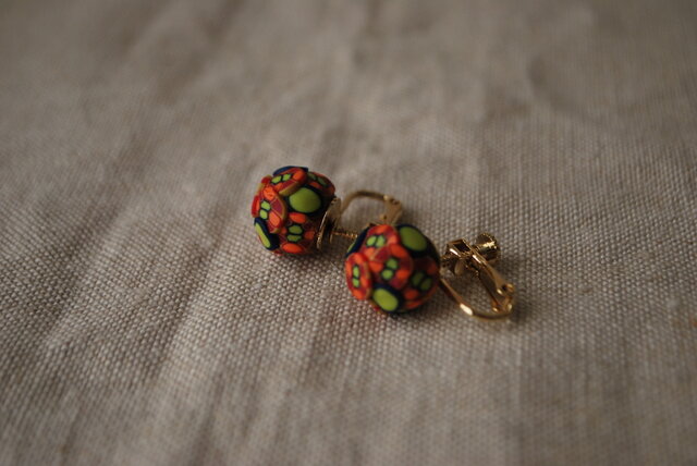 小さなぶつぶつ丸ピアス・イヤリング オレンジ・ピンク・黄緑 | iichi 日々の暮らしを心地よくするハンドメイドやアンティークのマーケットプレイス