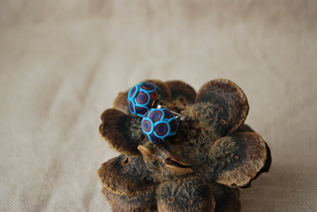 小さなぶつぶつ丸イヤリング ブルー系 | iichi 日々の暮らしを心地よくするハンドメイドやアンティークのマーケットプレイス