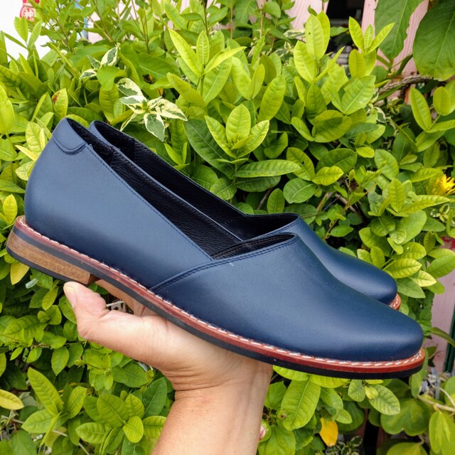 本革フラットシューズ 無料サイズ調整可 ぺたんこ靴 フラット 色変更可 外反母趾 大人可愛い 本革 22cm～ | iichi 日々の暮らしを心地よくするハンドメイドやアンティークのマーケットプレイス