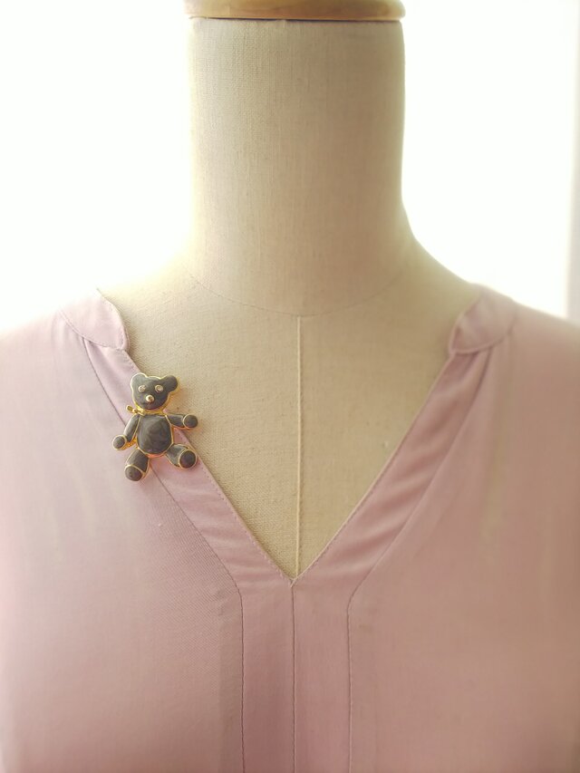 ヴィンテージ ベージュグレーのBear with Ribbon／Gold縁取りのブローチ | iichi 日々の暮らしを心地よくするハンドメイドやアンティークのマーケットプレイス