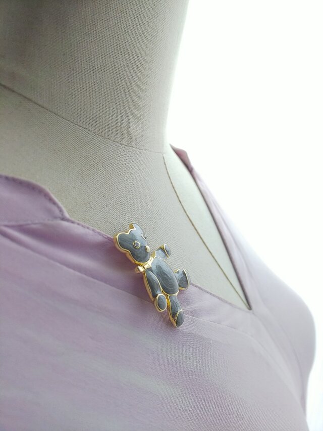 ヴィンテージ ベージュグレーのBear with Ribbon／Gold縁取りのブローチ | iichi 日々の暮らしを心地よくするハンドメイドやアンティークのマーケットプレイス
