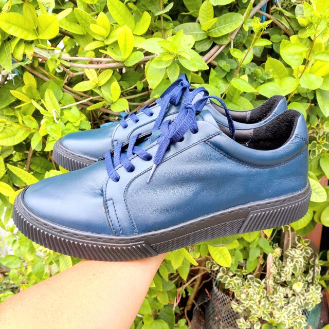 エレガントで高級感あるスニーカー ネイビーカラー ビジネスシーンを彩る本革スニーカー | iichi 日々の暮らしを心地よくするハンドメイドやアンティークのマーケットプレイス