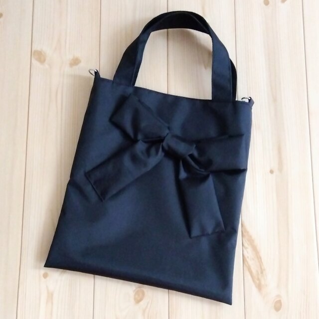 雨の日用 全て撥水加工のリボンミニトートバッグ レインバッグ レインバッグ 梅雨 ブラック 229 | iichi 日々の暮らしを心地よくするハンドメイドやアンティークのマーケットプレイス