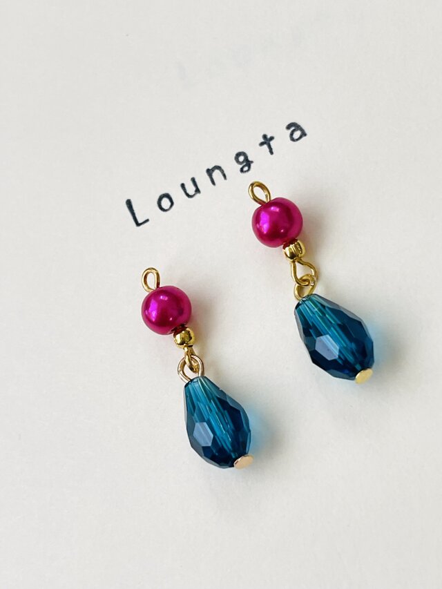 ピンクパールとしずく型 ブルーガラスビーズの小ぶりピアス 夏ピアス 樹脂ピアス | iichi 日々の暮らしを心地よくするハンドメイドやアンティークのマーケットプレイス