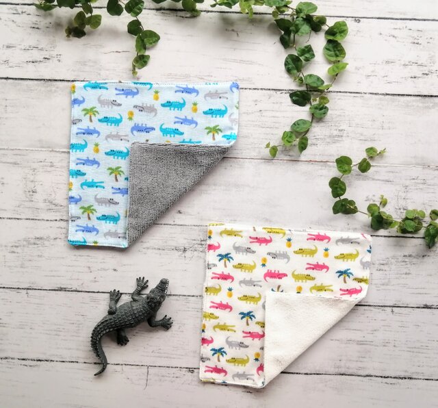 ワニです ガーゼハンカチ ハンカチタオル 20cm角 ミニタオル ふわふわ 小さい 名入れ | iichi 日々の暮らしを心地よくするハンドメイドやアンティークのマーケットプレイス