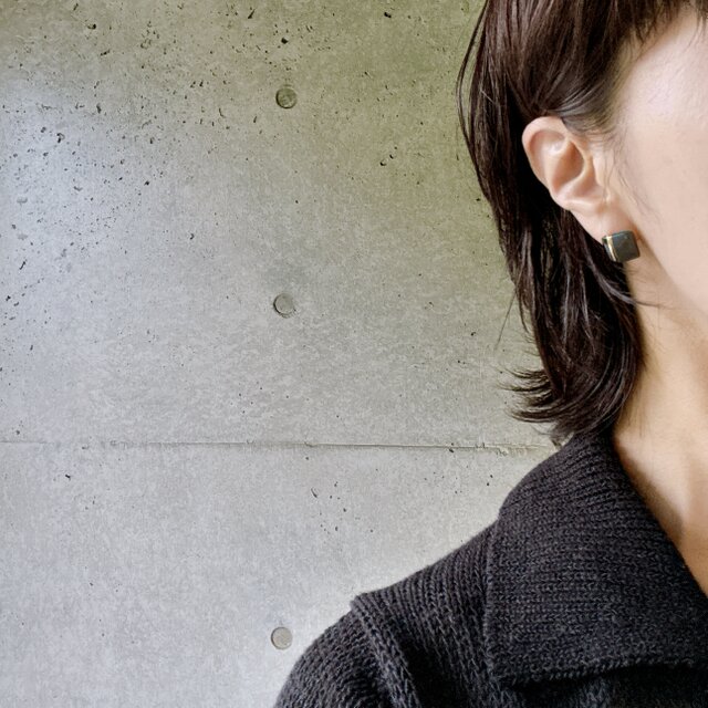 P665-ヴィンテージピアス U.S.A. Grey Black Enamel Paint Gold Tone Square | iichi 日々の暮らしを心地よくするハンドメイドや ...