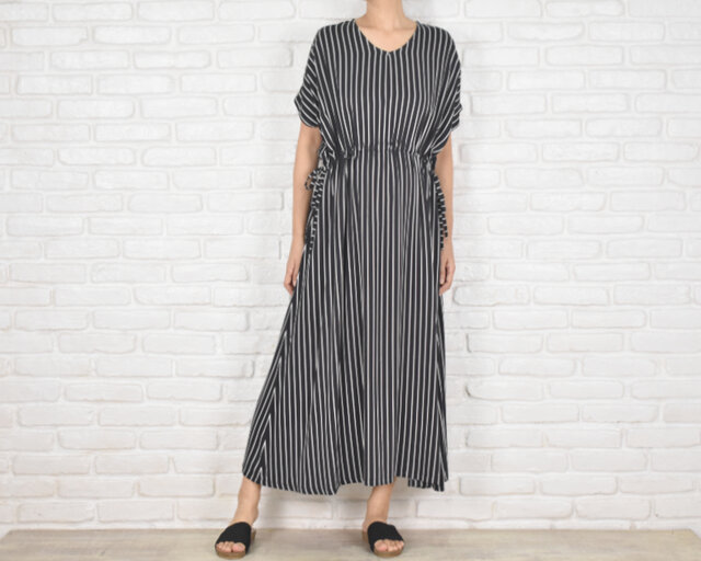 洗練された大人の抜け感。ブラックストライプ柄Vネックワンピース 黒 | iichi 日々の暮らしを心地よくするハンドメイドやアンティークのマーケットプレイス