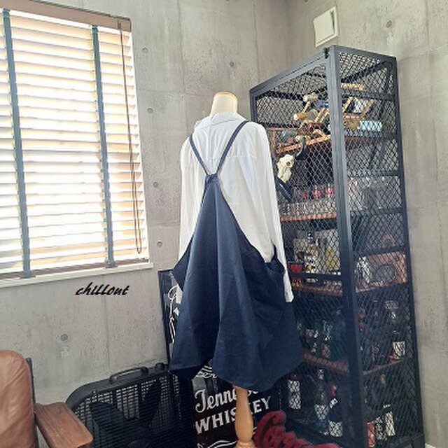 【背中がかわいい】エプロンドレス：ネイビー：コットン【0712】 | iichi 日々の暮らしを心地よくするハンドメイドやアンティークのマーケットプレイス