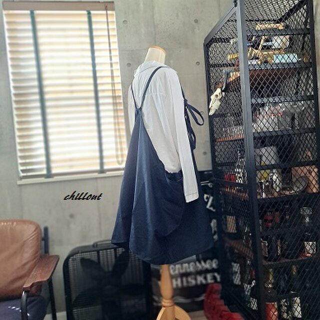 【背中がかわいい】エプロンドレス：ネイビー：コットン【0712】 | iichi 日々の暮らしを心地よくするハンドメイドやアンティークのマーケットプレイス