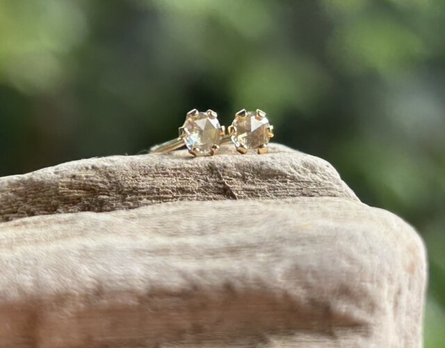 K18 ローズカット天然ダイヤモンド スタッドピアス K18 Yellow Gold+Diamond Studs | iichi 日々の暮らしを心地よくするハンドメイドやアンティークの ...