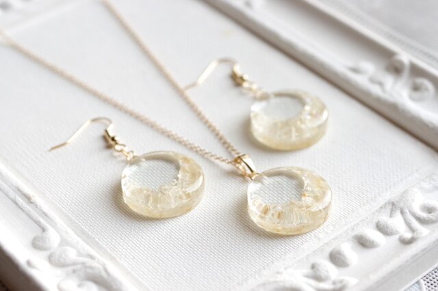 レジンアート ラウンドペンダント〈象牙の棺〉 | iichi 日々の暮らしを心地よくするハンドメイドやアンティークのマーケットプレイス