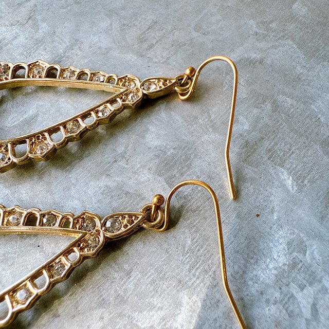 P666-ヴィンテージピアス U.S.A. 1980s Gold Tone Rhinestone Lace Drop Shape | iichi 日々の暮らしを心地よくするハンドメイドや ...