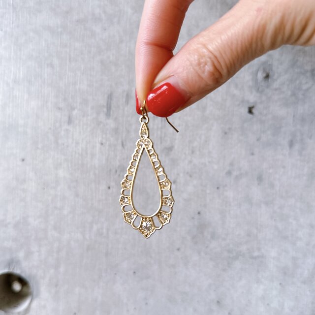 P666-ヴィンテージピアス U.S.A. 1980s Gold Tone Rhinestone Lace Drop Shape | iichi 日々の暮らしを心地よくするハンドメイドや ...