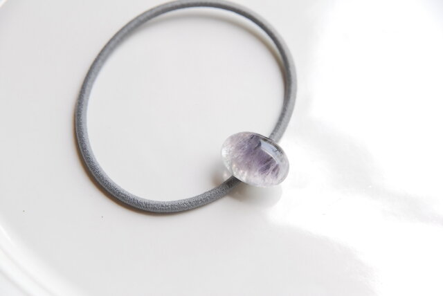 フローライトのヘアゴム グレー no.5 | iichi 日々の暮らしを心地よくするハンドメイドやアンティークのマーケットプレイス
