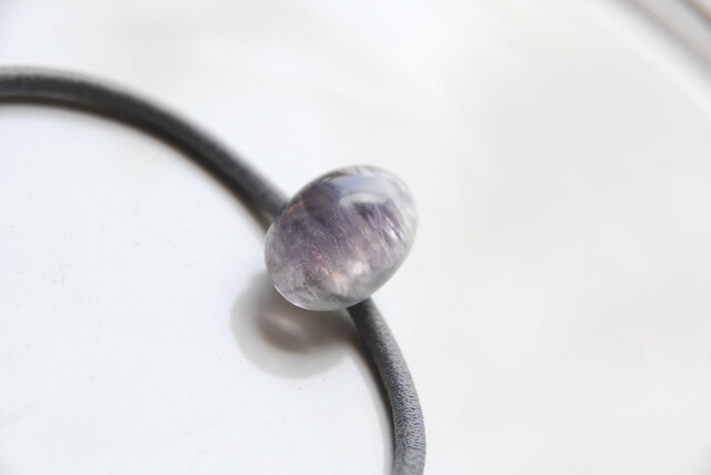 フローライトのヘアゴム グレー no.5 | iichi 日々の暮らしを心地よくするハンドメイドやアンティークのマーケットプレイス