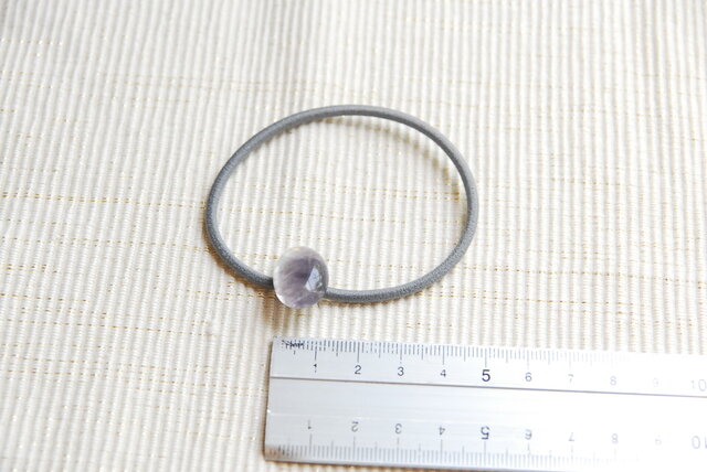 フローライトのヘアゴム グレー no.5 | iichi 日々の暮らしを心地よくするハンドメイドやアンティークのマーケットプレイス