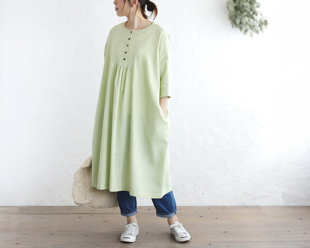 やわらかく、軽やかに。 リネン混 スモックワンピース （ピスタチオ）OP34 | iichi 日々の暮らしを心地よくするハンドメイドやアンティークのマーケットプレイス