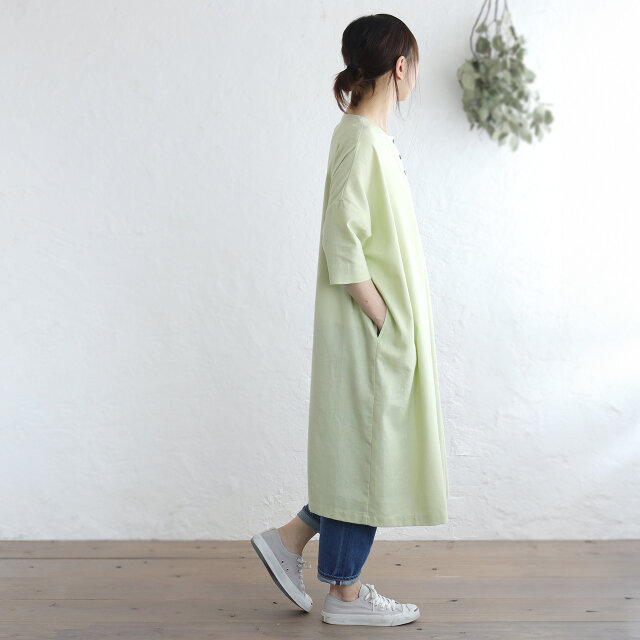 やわらかく、軽やかに。 リネン混 スモックワンピース （ピスタチオ）OP34 | iichi 日々の暮らしを心地よくするハンドメイドやアンティークのマーケットプレイス