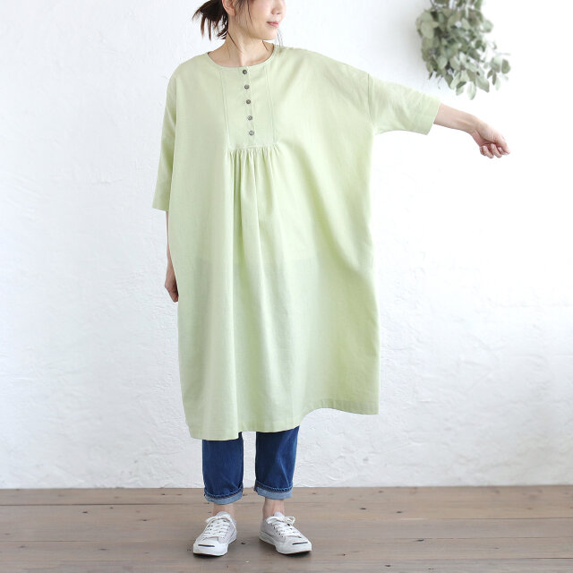 やわらかく、軽やかに。 リネン混 スモックワンピース （ピスタチオ）OP34 | iichi 日々の暮らしを心地よくするハンドメイドやアンティークのマーケットプレイス