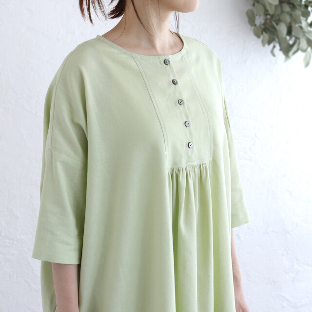 やわらかく、軽やかに。 リネン混 スモックワンピース （ピスタチオ）OP34 | iichi 日々の暮らしを心地よくするハンドメイドやアンティークのマーケットプレイス