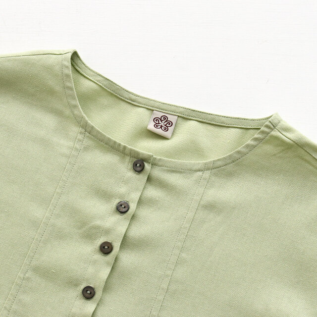 やわらかく、軽やかに。 リネン混 スモックワンピース （ピスタチオ）OP34 | iichi 日々の暮らしを心地よくするハンドメイドやアンティークのマーケットプレイス