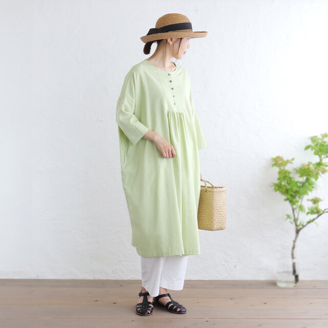 やわらかく、軽やかに。 リネン混 スモックワンピース （ピスタチオ）OP34 | iichi 日々の暮らしを心地よくするハンドメイドやアンティークのマーケットプレイス