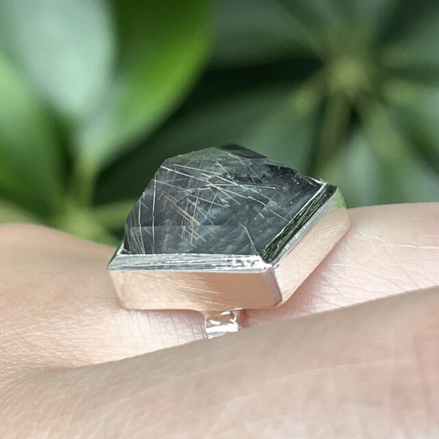 ルチルクォーツ × スぺクトロライト ダブレット 変形5角形立体ラフカット シルバーSV925リング | iichi 日々の暮らしを心地よくするハンドメイドやアンティークのマーケットプレイス