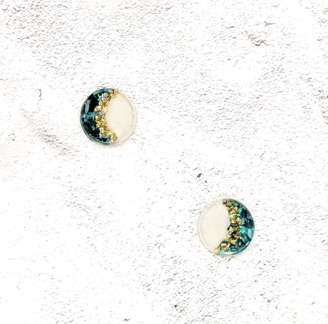 グリーン螺鈿の三日月のラウンドチタンピアスイヤリング【2197】#母の日 面長＃ギフト#ピアス#イヤリング#男性のコピー | iichi 日々の暮らしを心地よくするハンドメイドやアンティークの ...