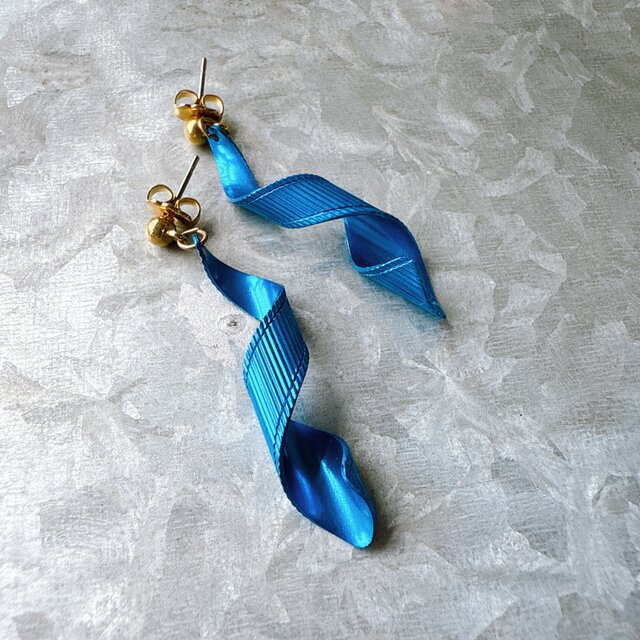 PA336-【 AVON 】エイボン・ヴィンテージピアス 1984 Confetti Aluminum Ribbons | iichi 日々の暮らしを心地よくするハンドメイドやアンティークの ...