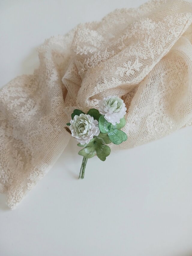 染め布花☆四つ葉のクローバーとしろつめくさのコサージュ | iichi 日々の暮らしを心地よくするハンドメイドやアンティークのマーケットプレイス