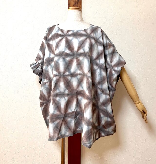 ベンガラ染め 板締め絞り 正絹 フリルとタックのオーバーブラウス | iichi 日々の暮らしを心地よくするハンドメイドやアンティークのマーケットプレイス